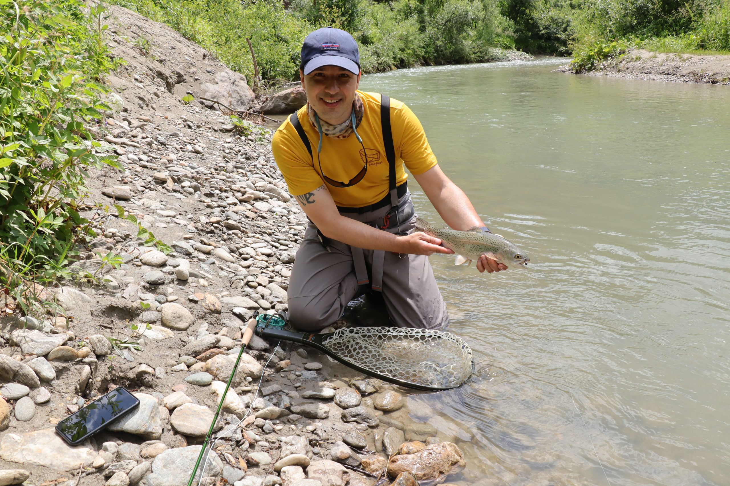 Zu Fuß zum Fluss - FISCH & FLIEGE - RUTE & ROLLE